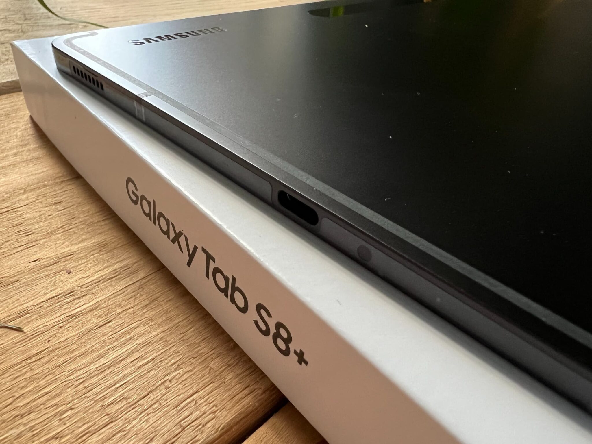 AKGが低いです。サムスンは買い物に行き、バウワース＆ウィルキンスを含むあらゆるものを買った。 Samsung Magazine