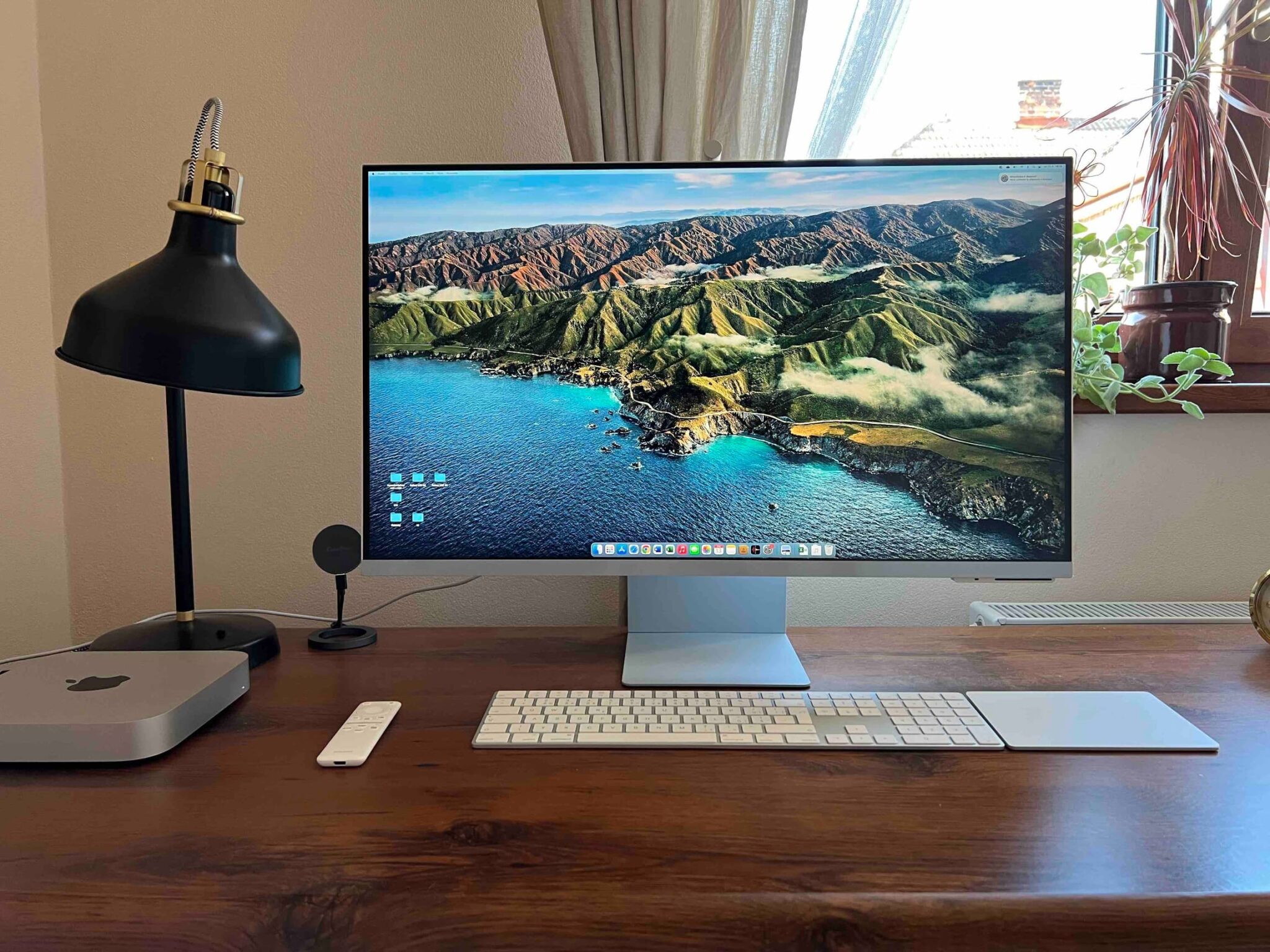 Samsung introduces the new Smart Monitor M9. And thanks to AI, it's ...