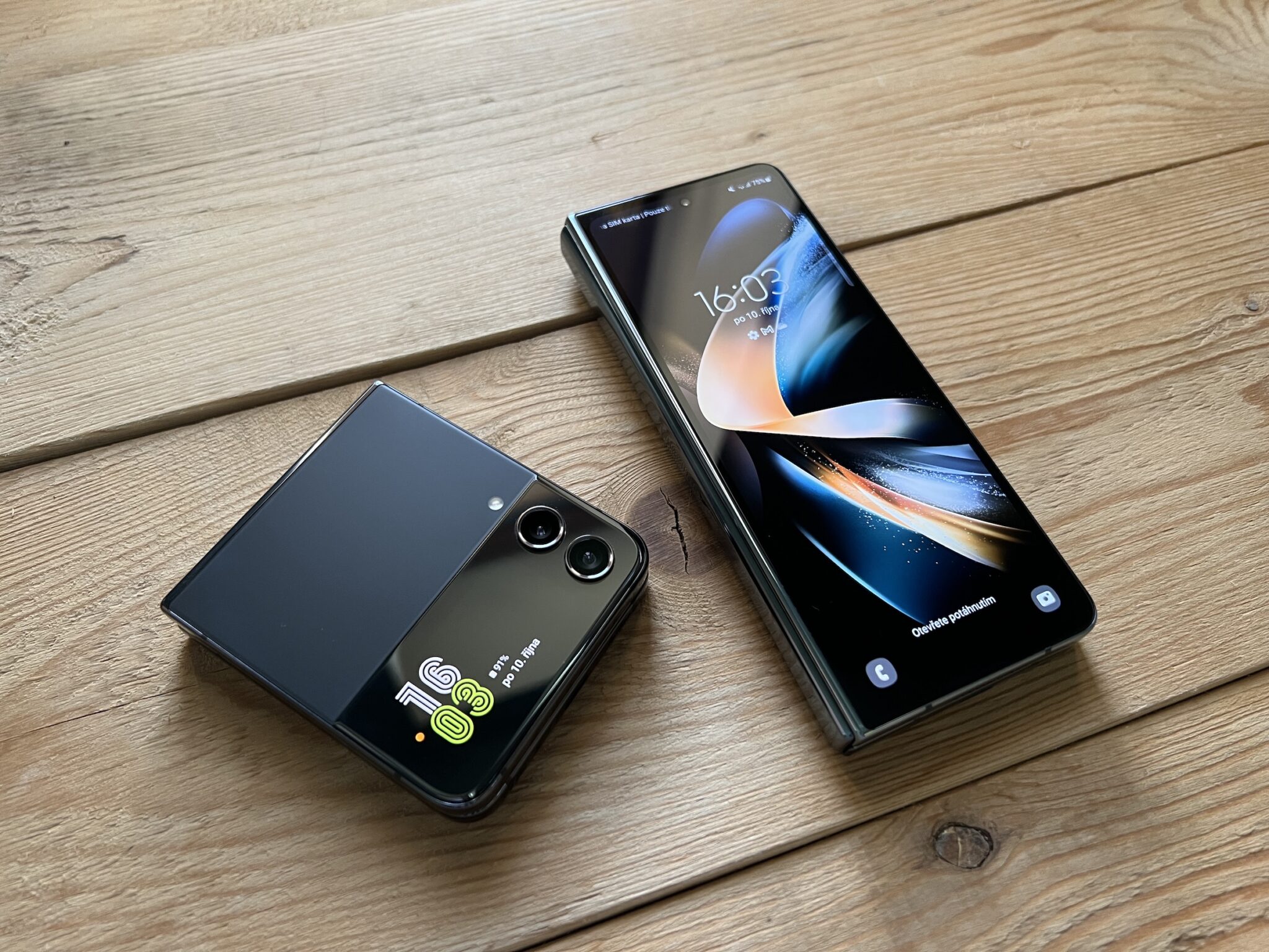 Kterou skládačku Samsungu vybrat? Je lepší Z Flip nebo Z Fold ...