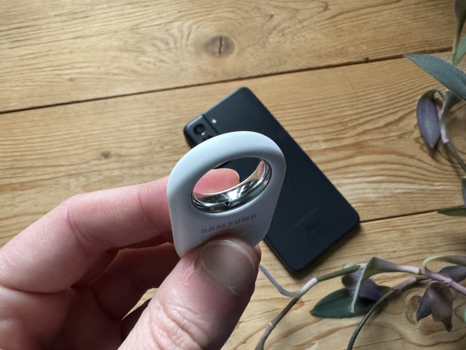 Samsung Galaxy SmartTag2 vs. Apple AirTag: What is different and what ...