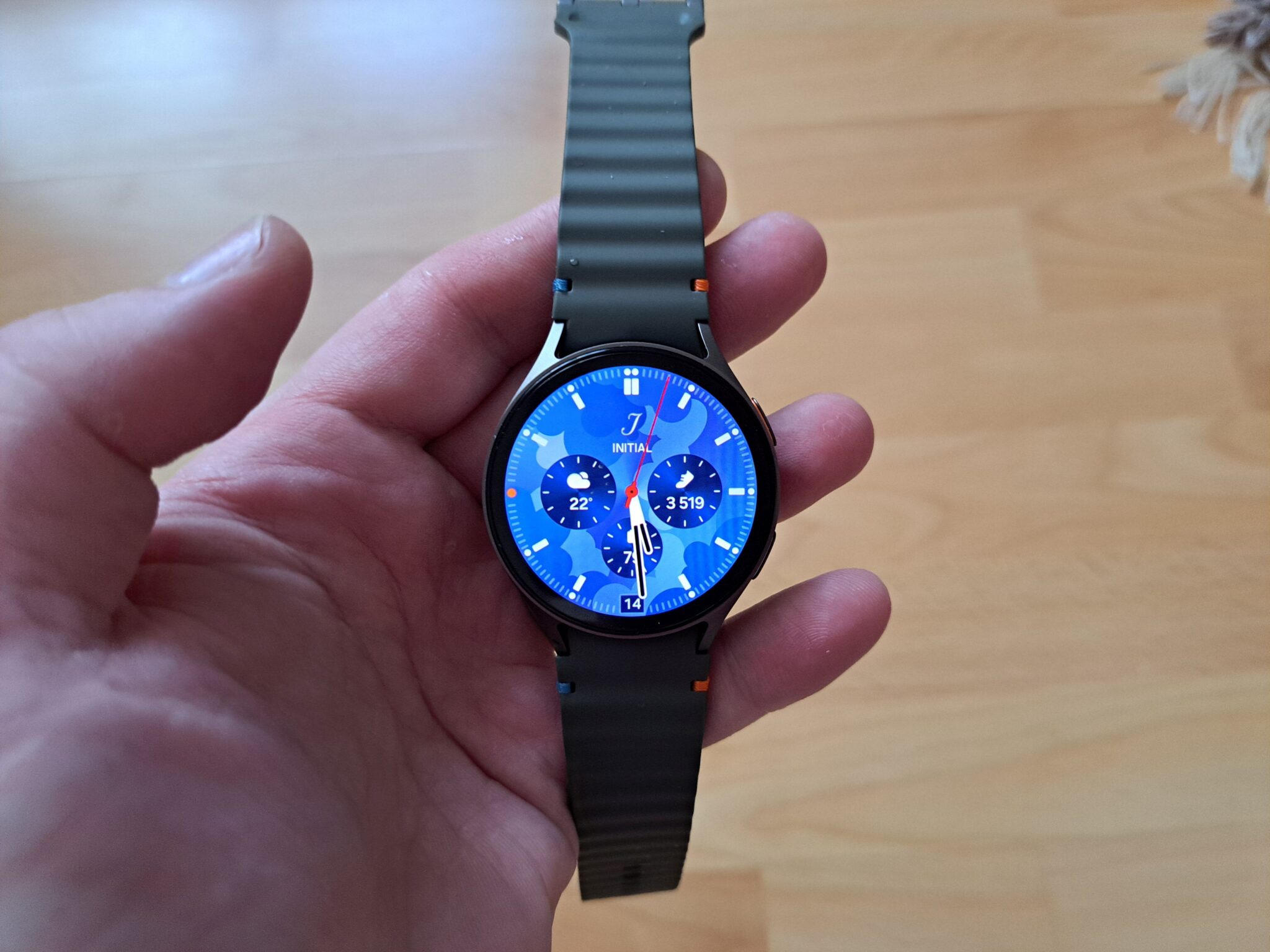三星推出全球首款 MicroLED 智能手表显示屏。它拥有惊人的亮度—— Samsung Magazine