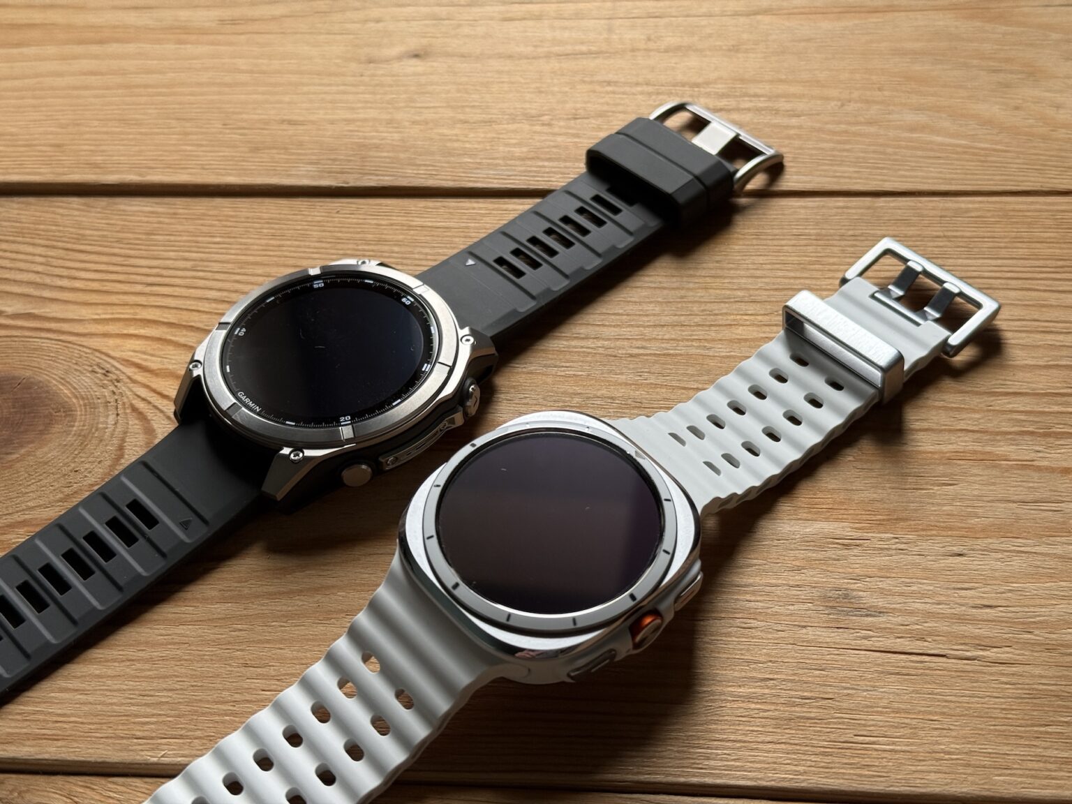 Garmin Fenix 8 51 mm contra Galaxy Watch Ultra:Mira la comparación de ...