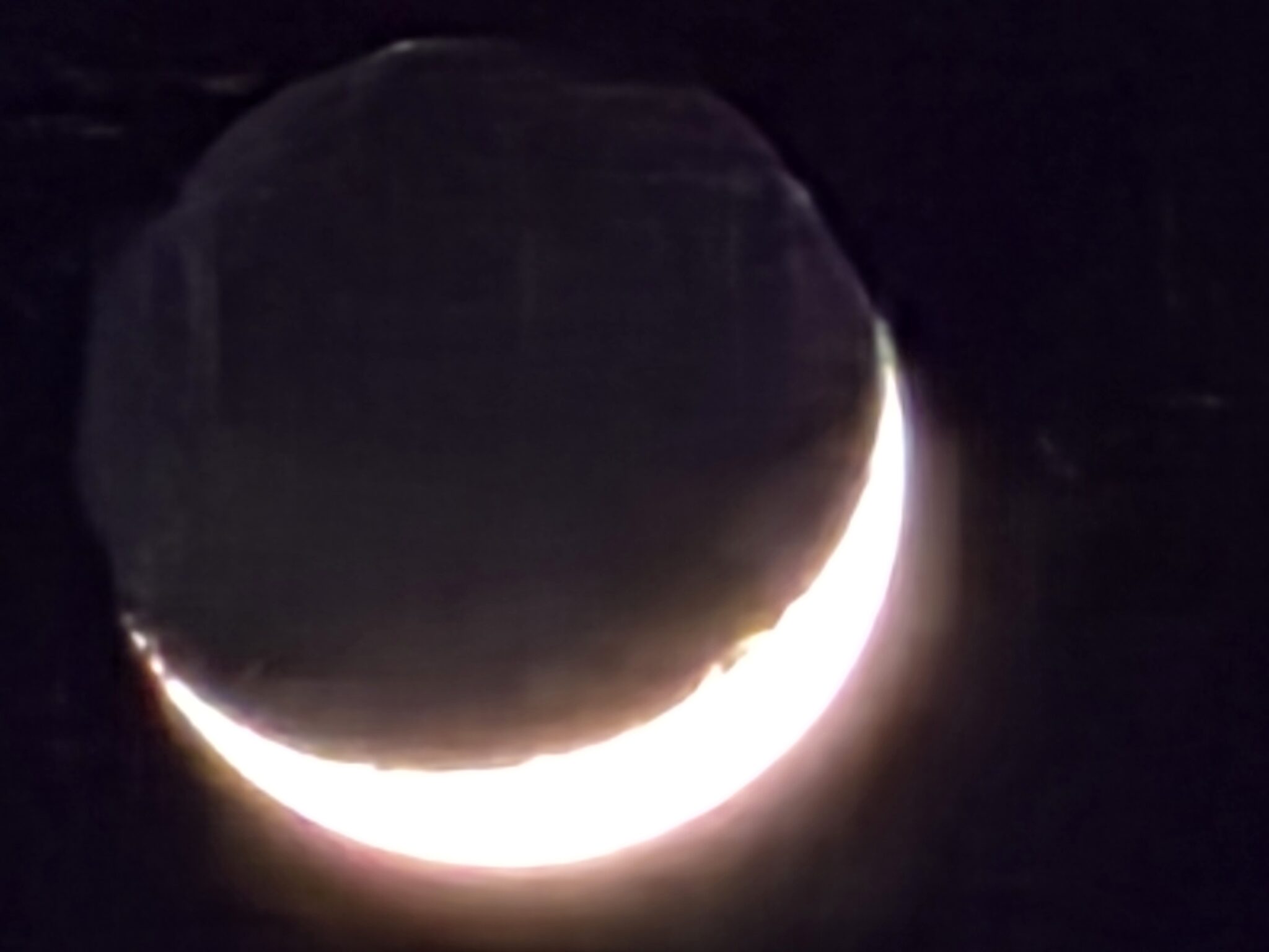 See how Galaxy S25 Ultra takes pictures of the Moon. It's not that easy ...