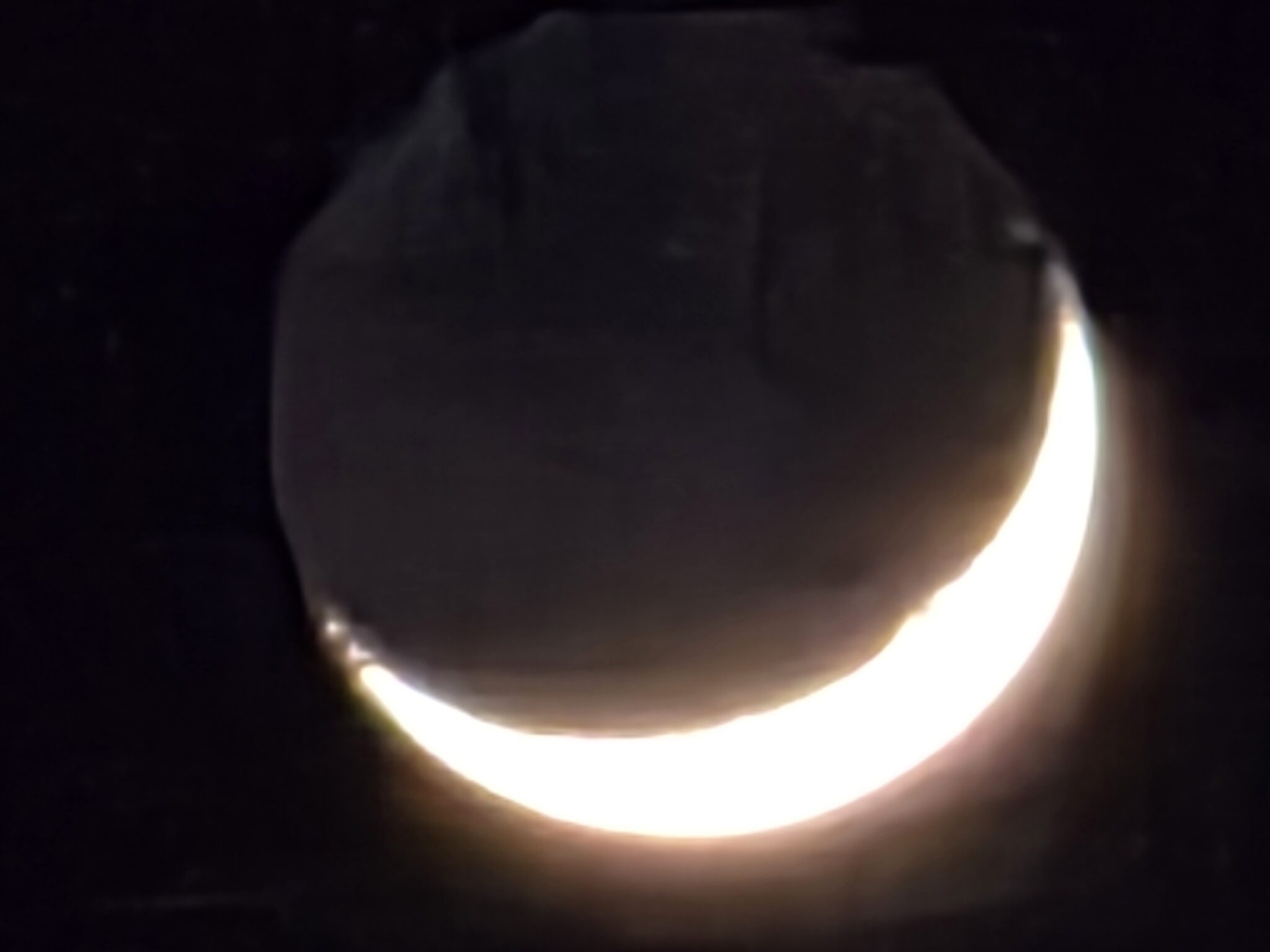 See how Galaxy S25 Ultra takes pictures of the Moon. It's not that easy ...