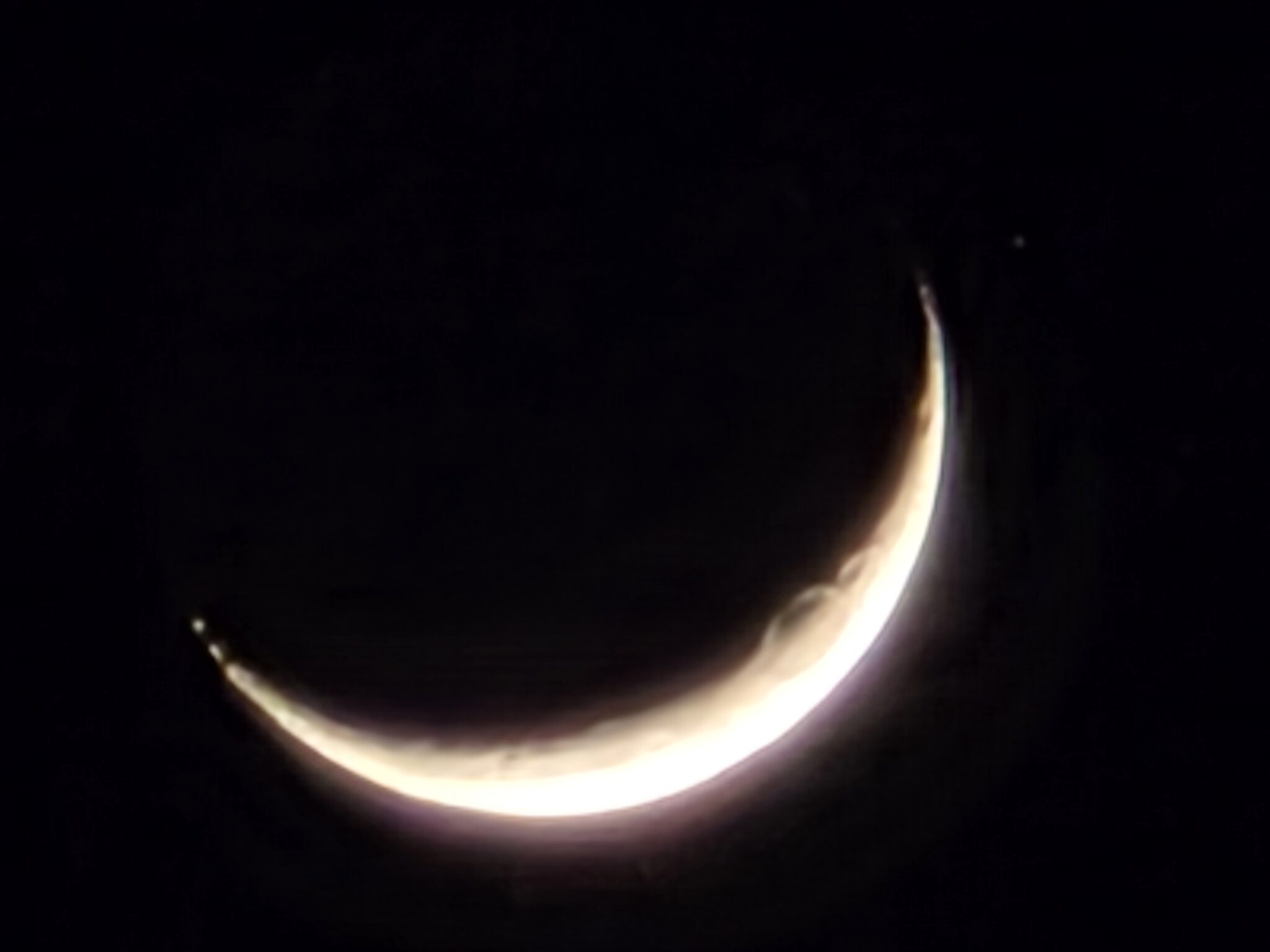 See how Galaxy S25 Ultra takes pictures of the Moon. It's not that easy ...