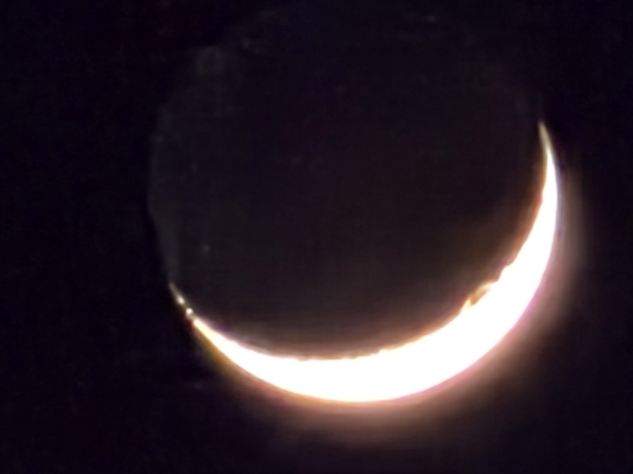 See how Galaxy S25 Ultra takes pictures of the Moon. It's not that easy ...