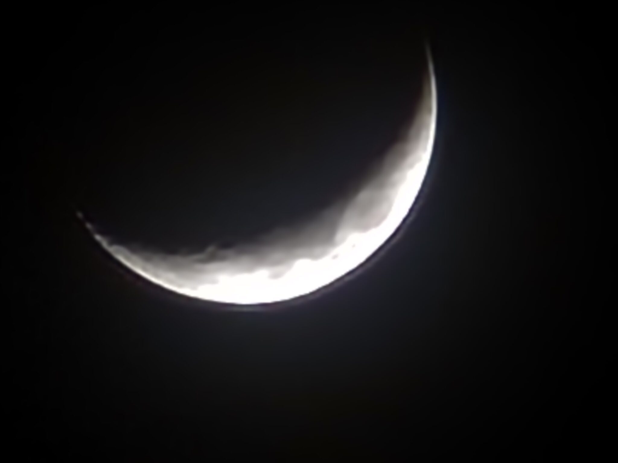 See how Galaxy S25 Ultra takes pictures of the Moon. It's not that easy ...
