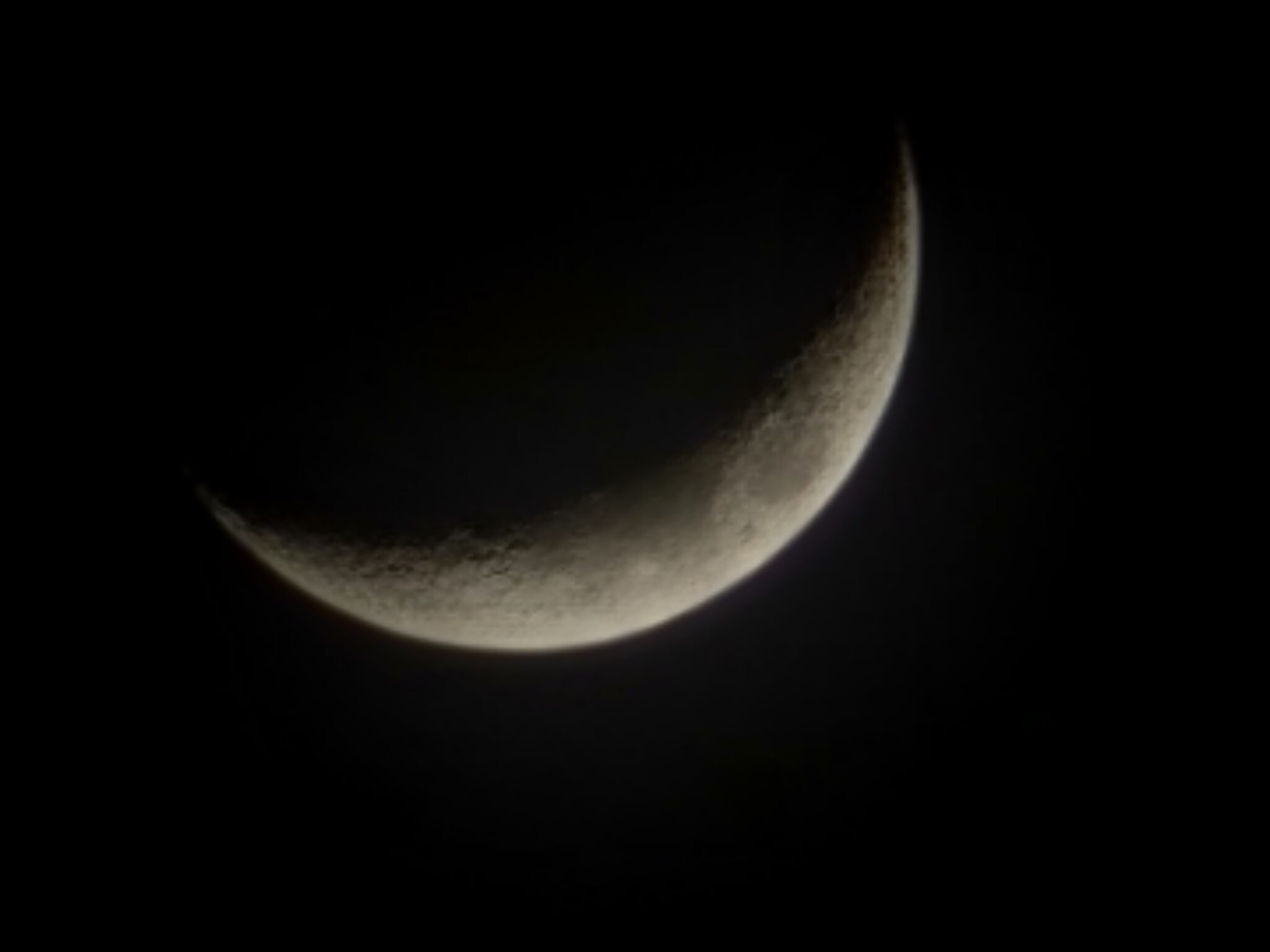See how Galaxy S25 Ultra takes pictures of the Moon. It's not that easy ...