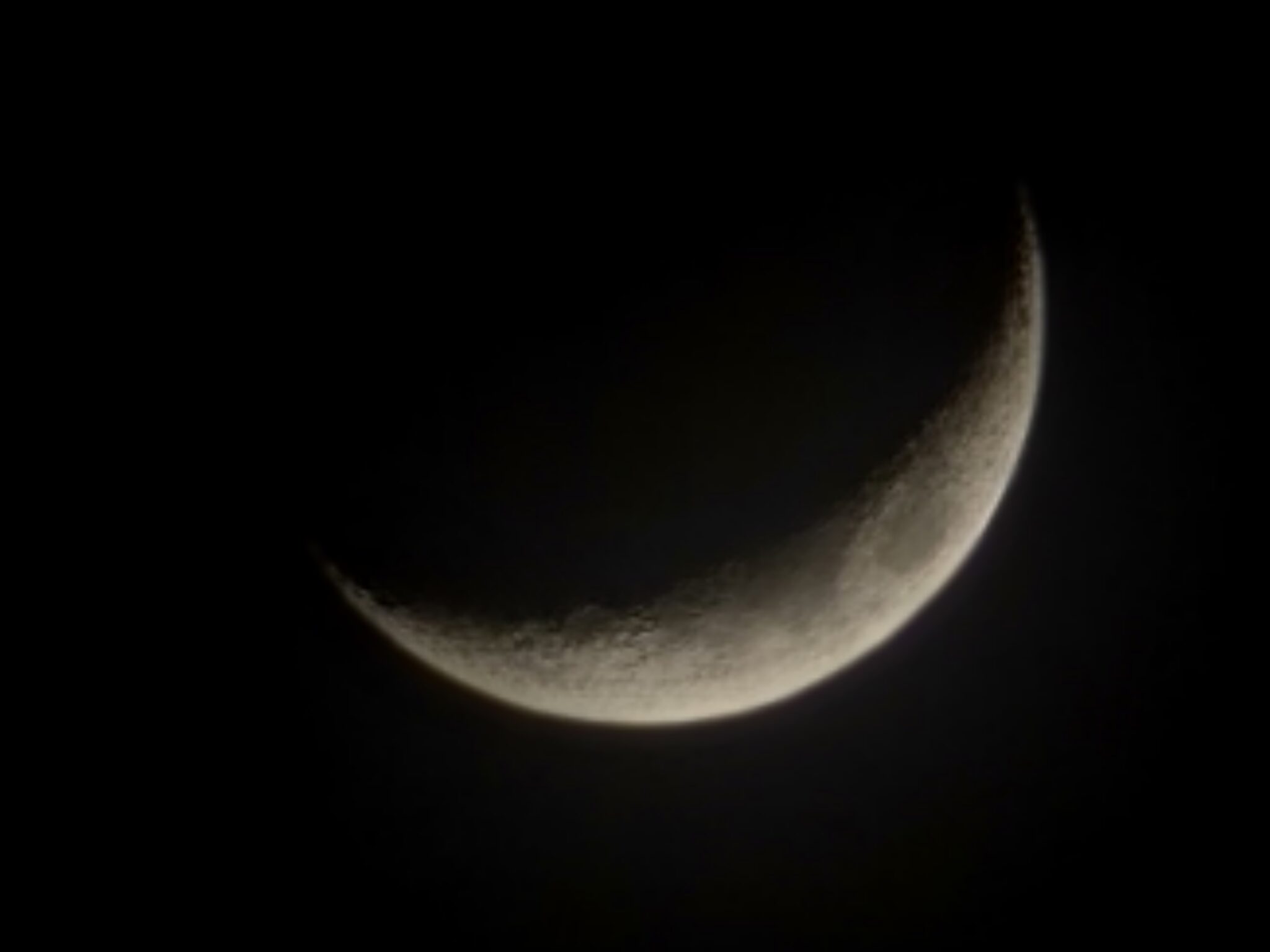 See how Galaxy S25 Ultra takes pictures of the Moon. It's not that easy ...