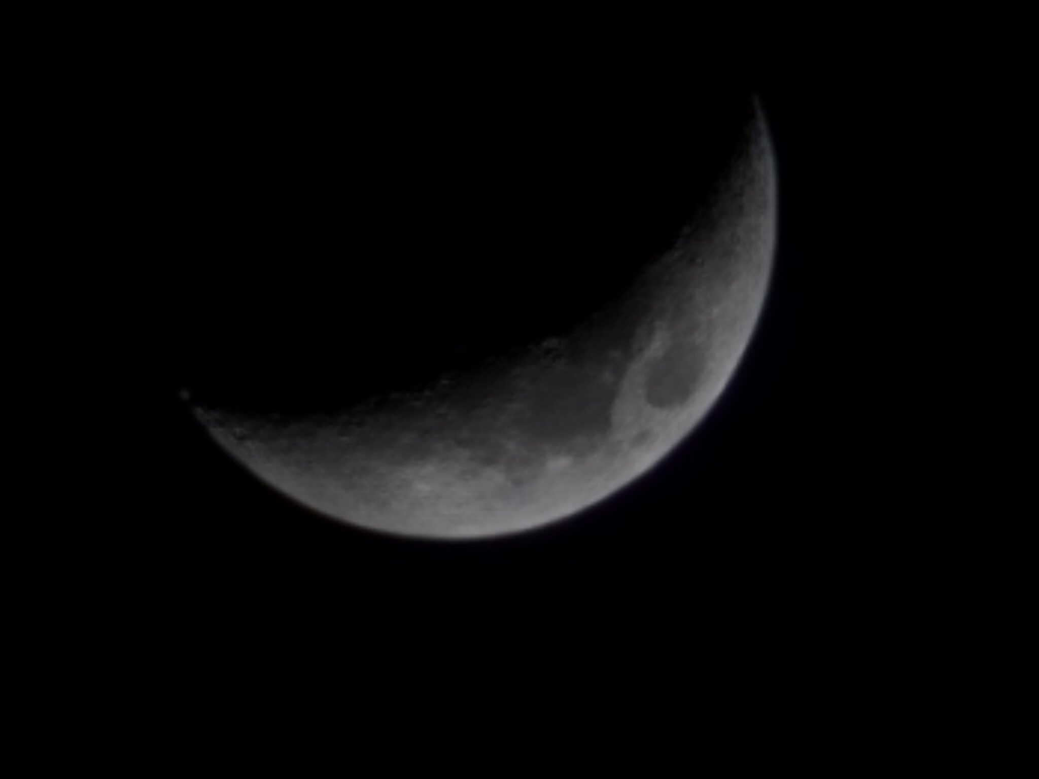 See how Galaxy S25 Ultra takes pictures of the Moon. It's not that easy ...