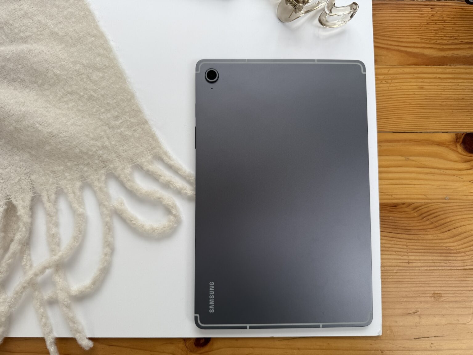 三星介绍 Galaxy Tab S10 FE 和 Tab S10 FE+。显示屏更大，但只有一个摄像头—— Samsung Magazine