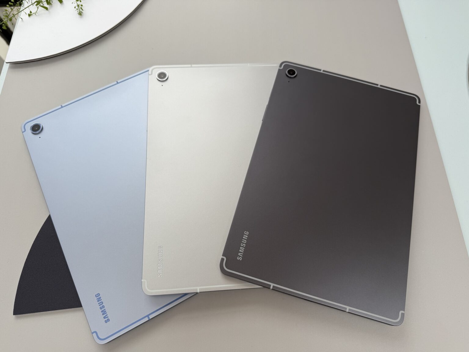 三星介绍 Galaxy Tab S10 FE 和 Tab S10 FE+。显示屏更大，但只有一个摄像头—— Samsung Magazine