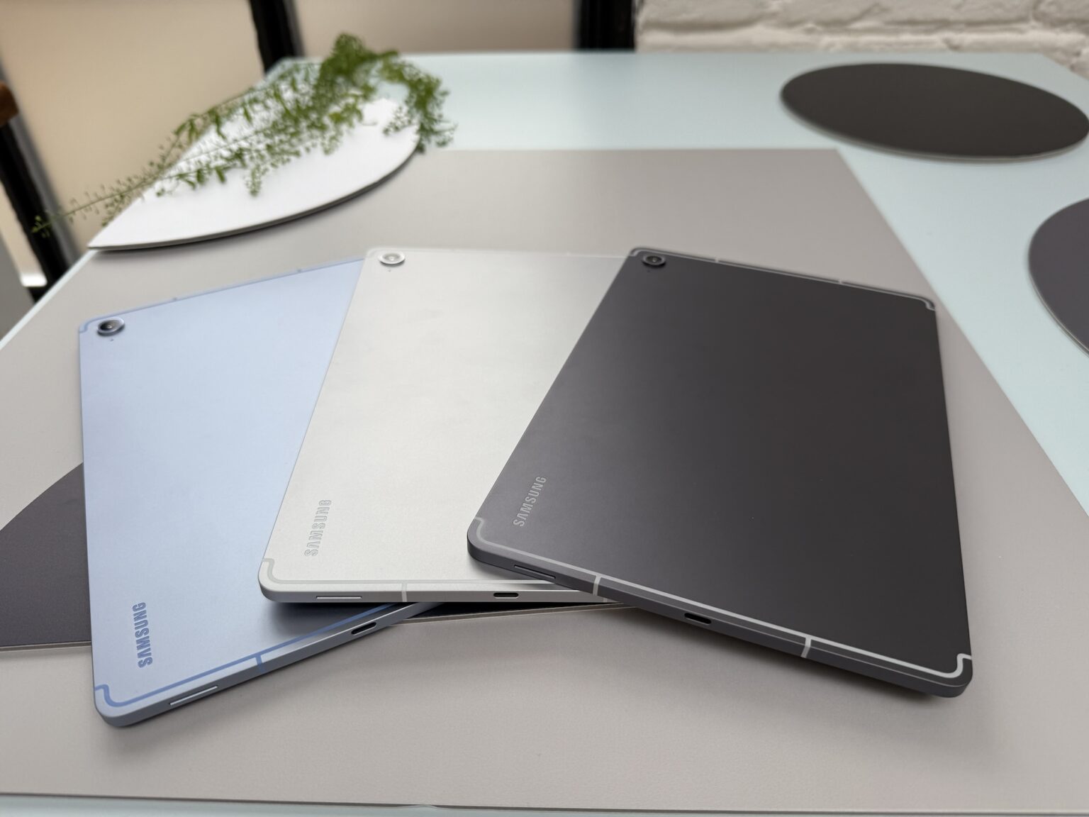 Samsung představil Galaxy Tab S10 FE a Tab S10 FE+. Je tu větší displej a jen jeden foťák ...