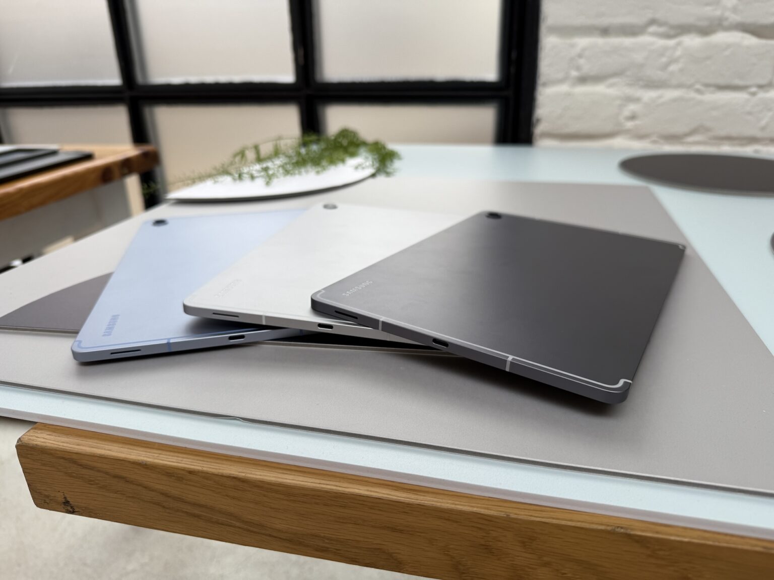 三星介绍 Galaxy Tab S10 FE 和 Tab S10 FE+。显示屏更大，但只有一个摄像头—— Samsung Magazine