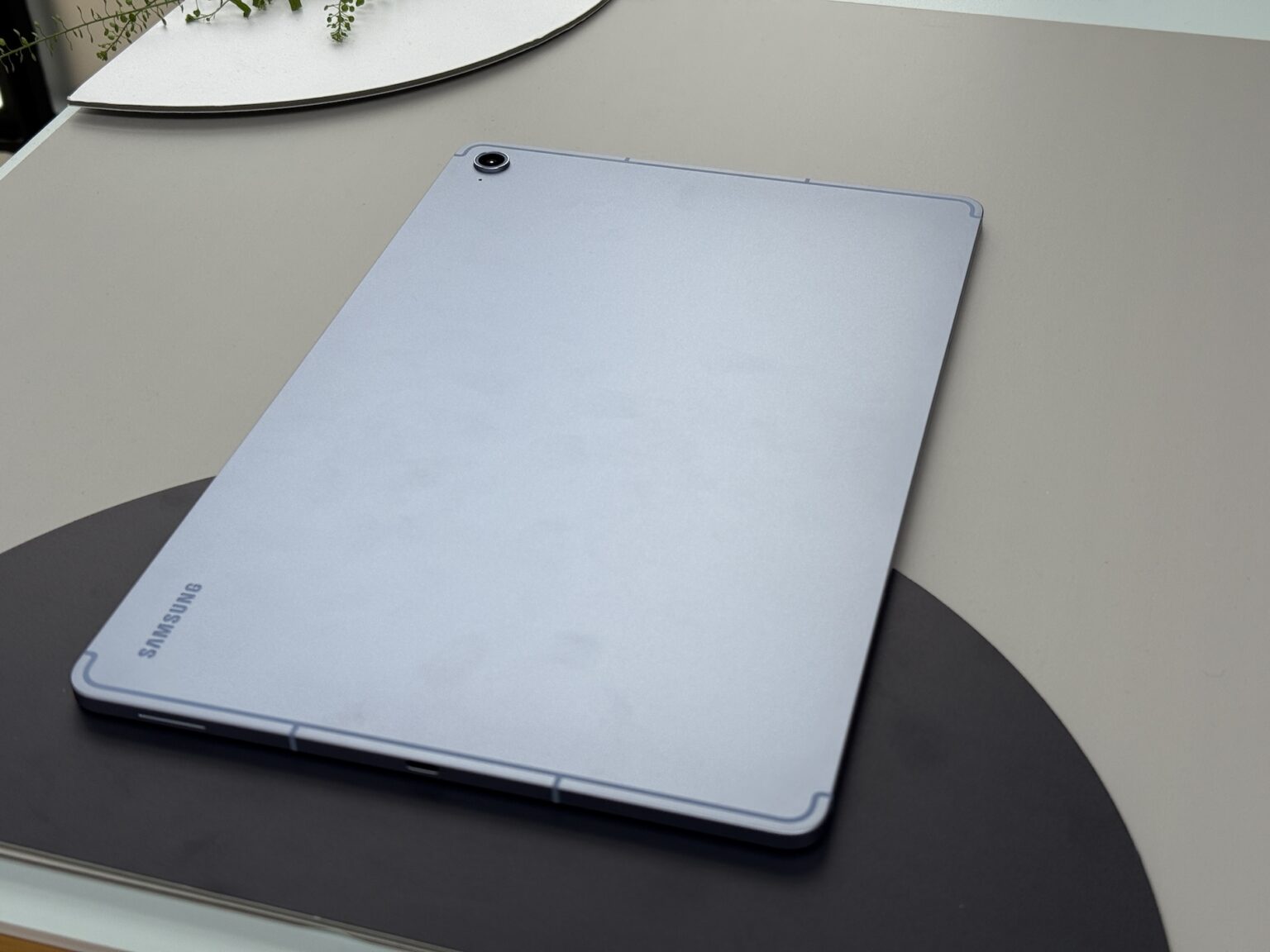 三星介绍 Galaxy Tab S10 FE 和 Tab S10 FE+。显示屏更大，但只有一个摄像头—— Samsung Magazine