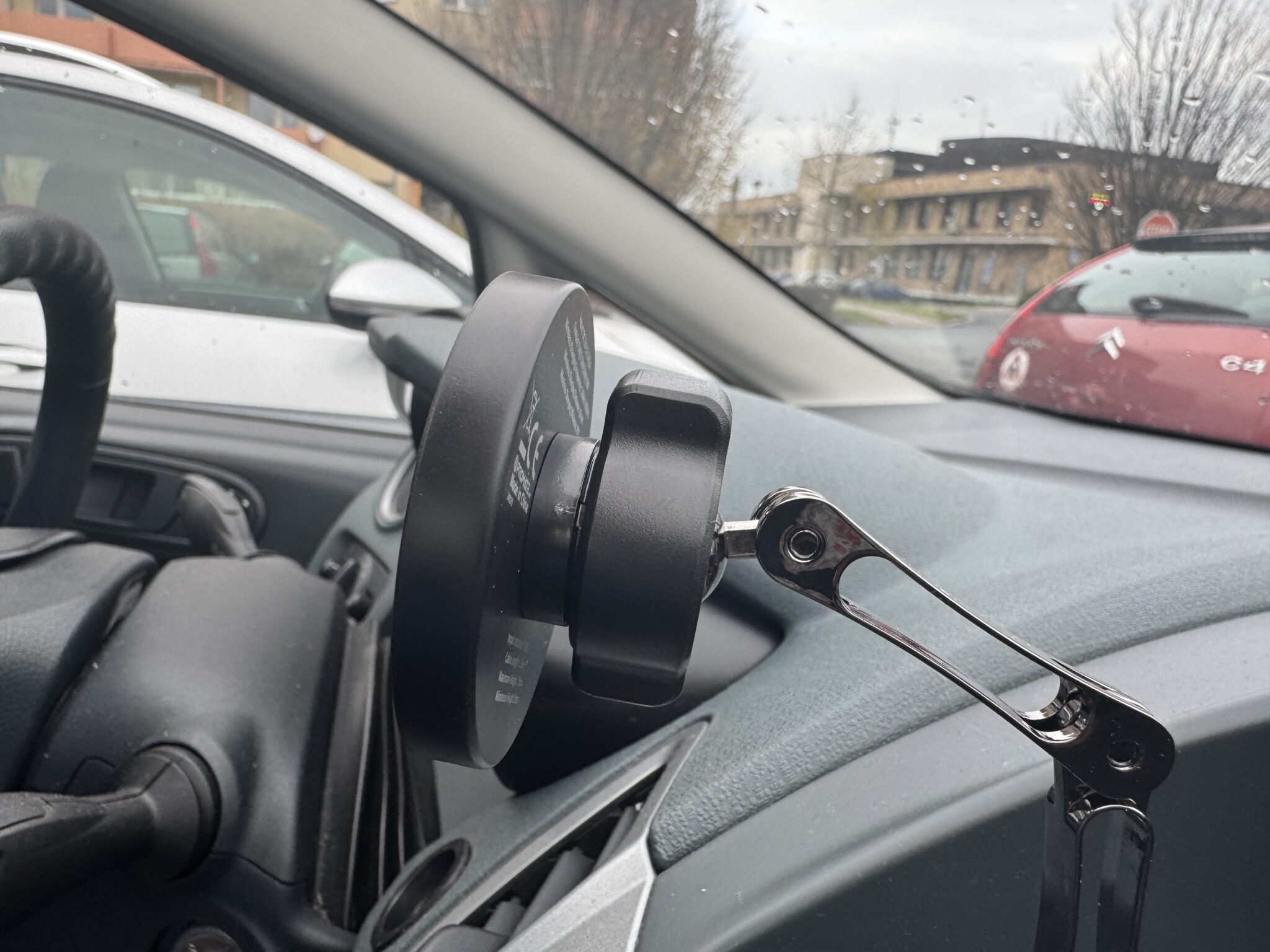 Recenze nabíjecího držáku do auta PROMATE Magnus-Qi – Samsung Magazine