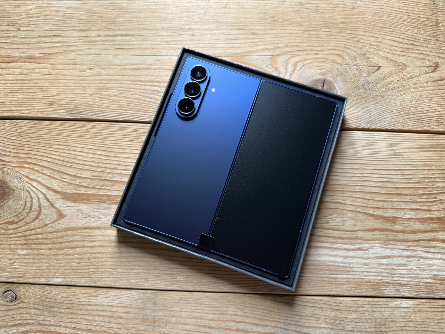 What's inside the packaging? Galaxy Z Fold7? Two surprises! Check out ...