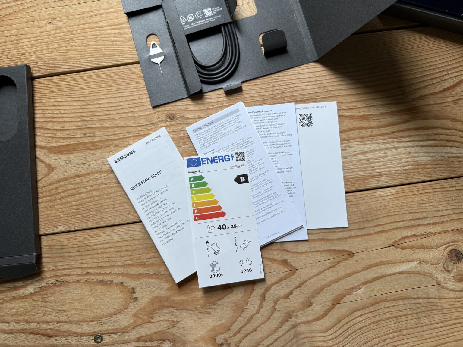 What's inside the packaging? Galaxy Z Fold7? Two surprises! Check out ...