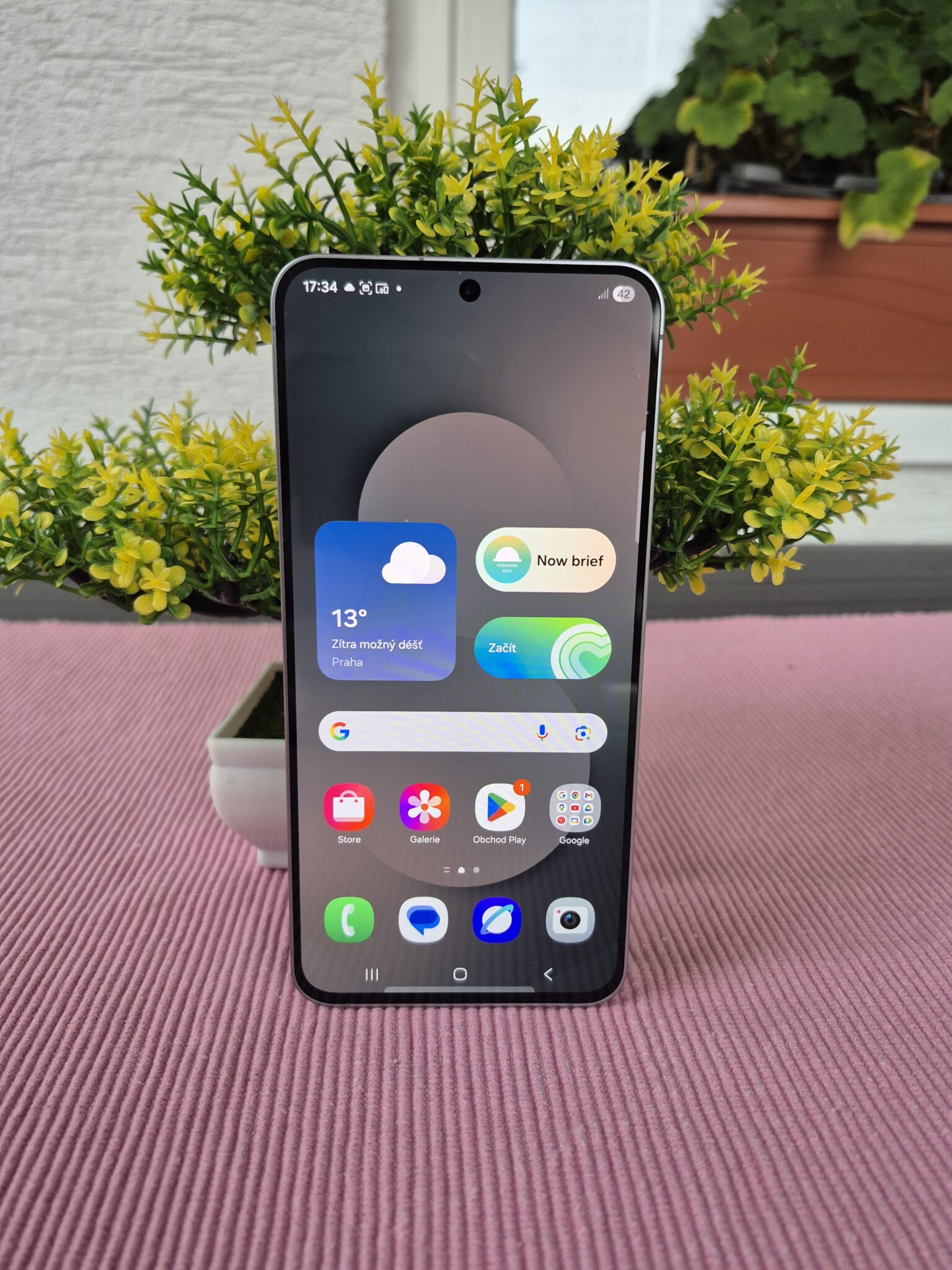 iPhone 17e vs. Galaxy S25 FE: Hvilket letvægtsflag er mest rentabelt ...